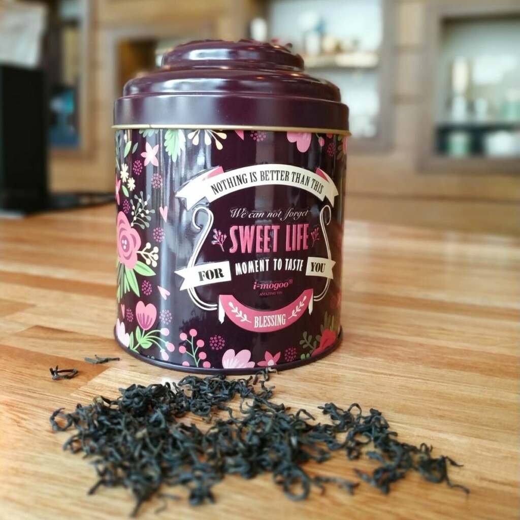 Delicada Lata con té en hebras listo en infusores biodegradables ...